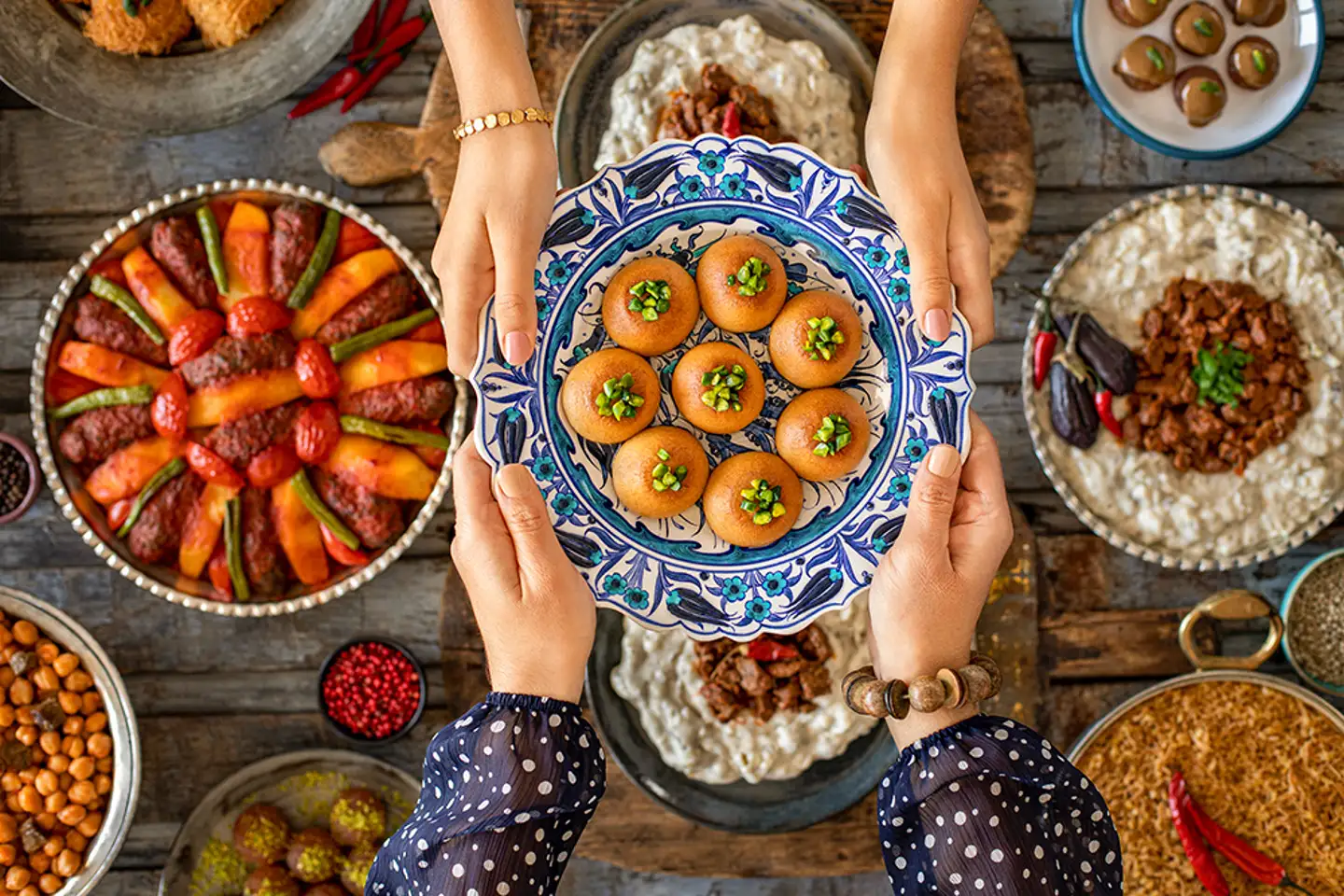 The Tastiest Food in Dubai: 10 Must-Try Local Dishes