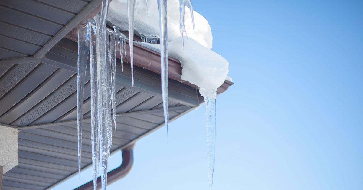 Ice buildup along the roof edge: Causes and solutions | CAA-Quebec