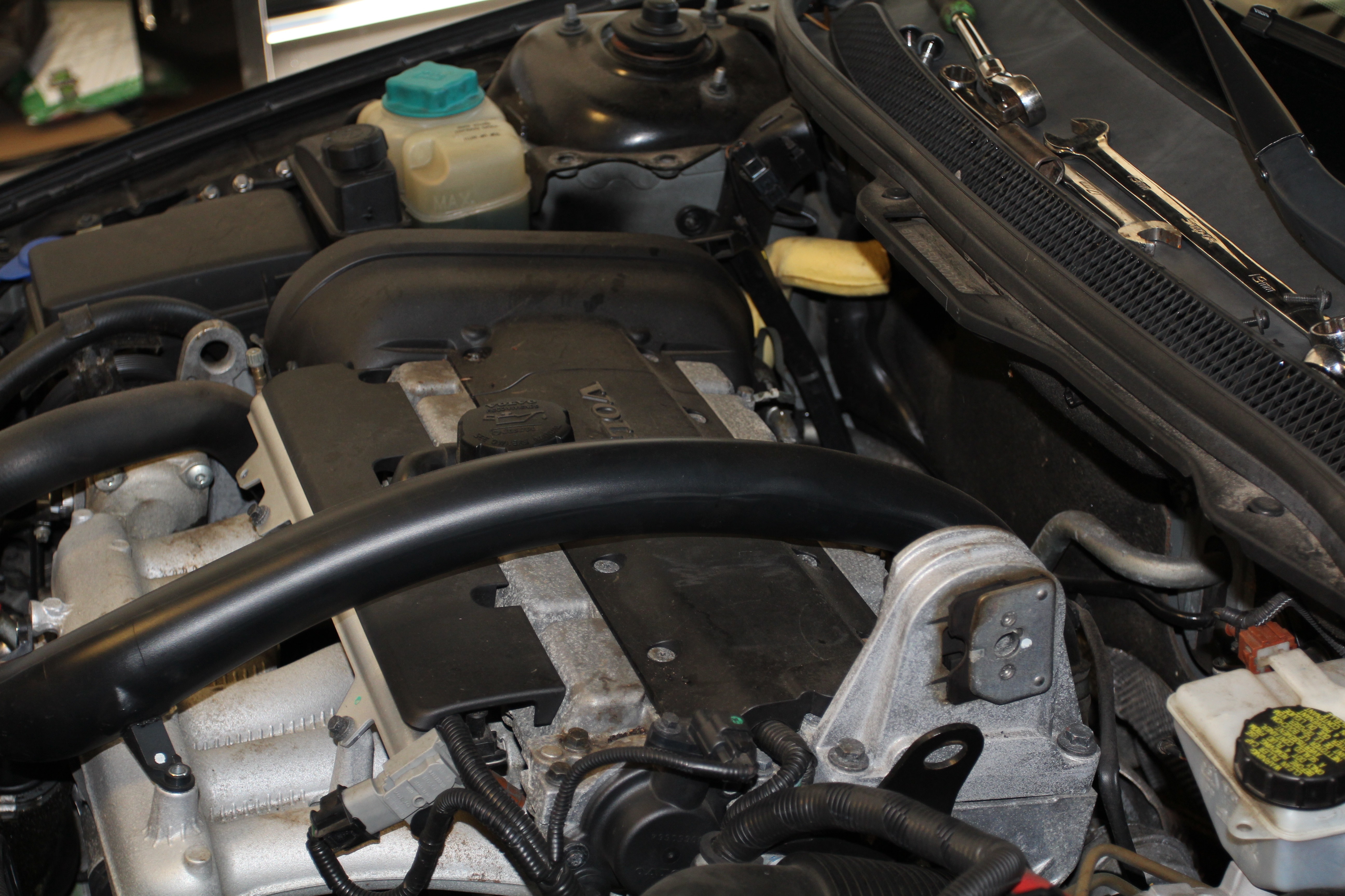 How To Replace The Upper Engine Mount On Your P2 Volvo | FCP Euro