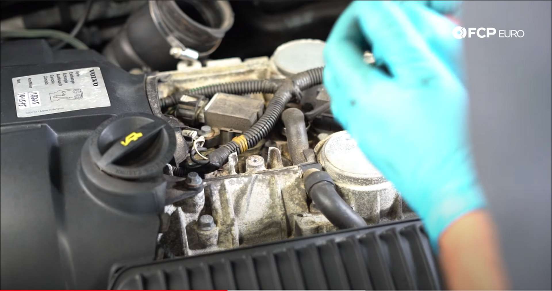 How To Replace A Volvo PCV & Oil Filter Housing - P1 Volvo XC70, S40 ...