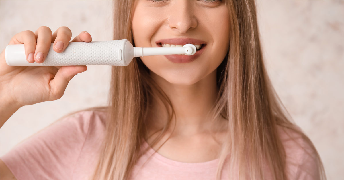 Se brosser les dents avec une brosse à dents électrique