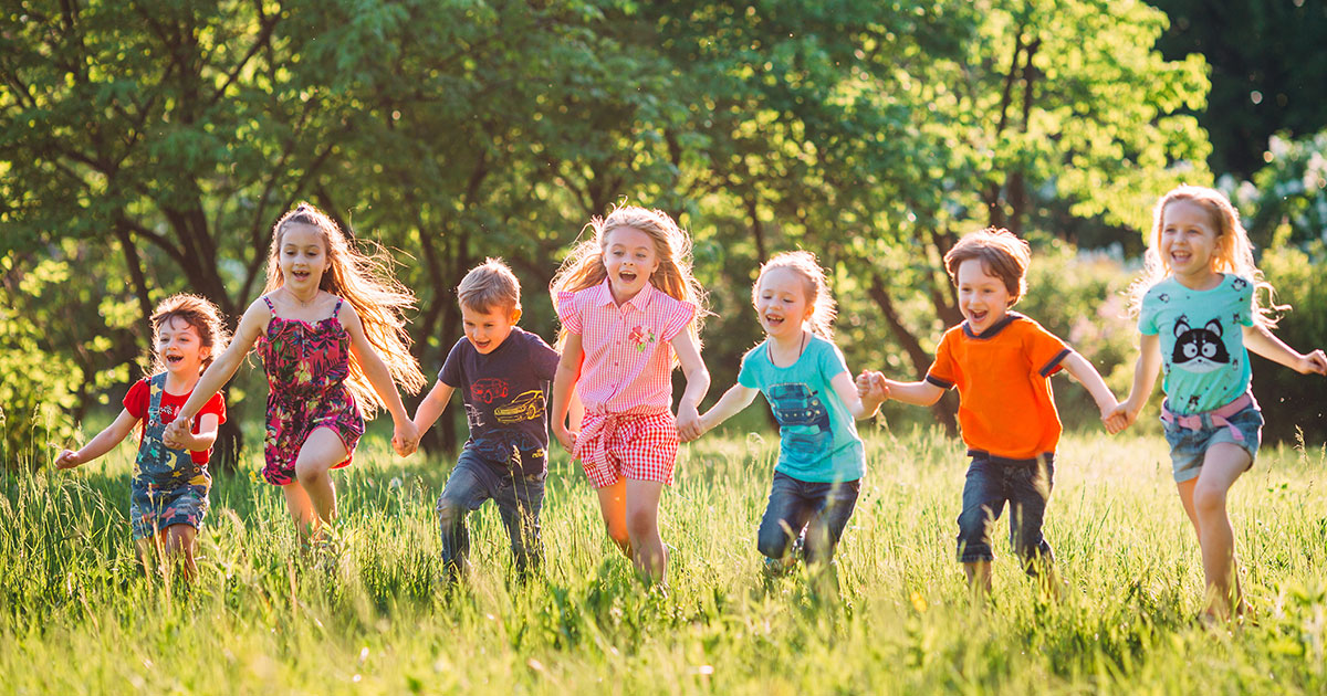 10 spassige und beliebte Kinderspiele für draussen