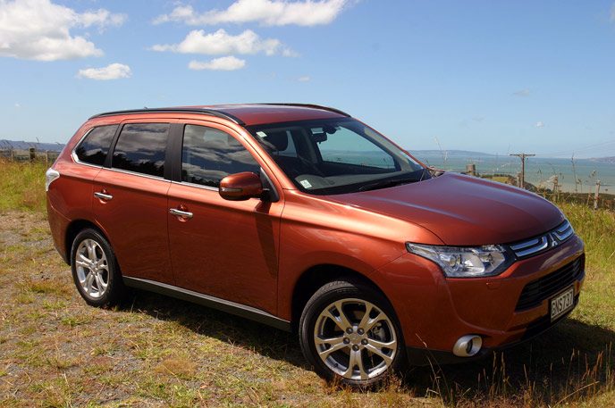 Mitsubishi Outlander VRX 4WD 7-seat 2013 new car review | Trade Me Motors