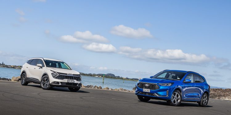 2024 Ford Escape ST-Line vs Kia Sportage HEV Earth comparison review ...