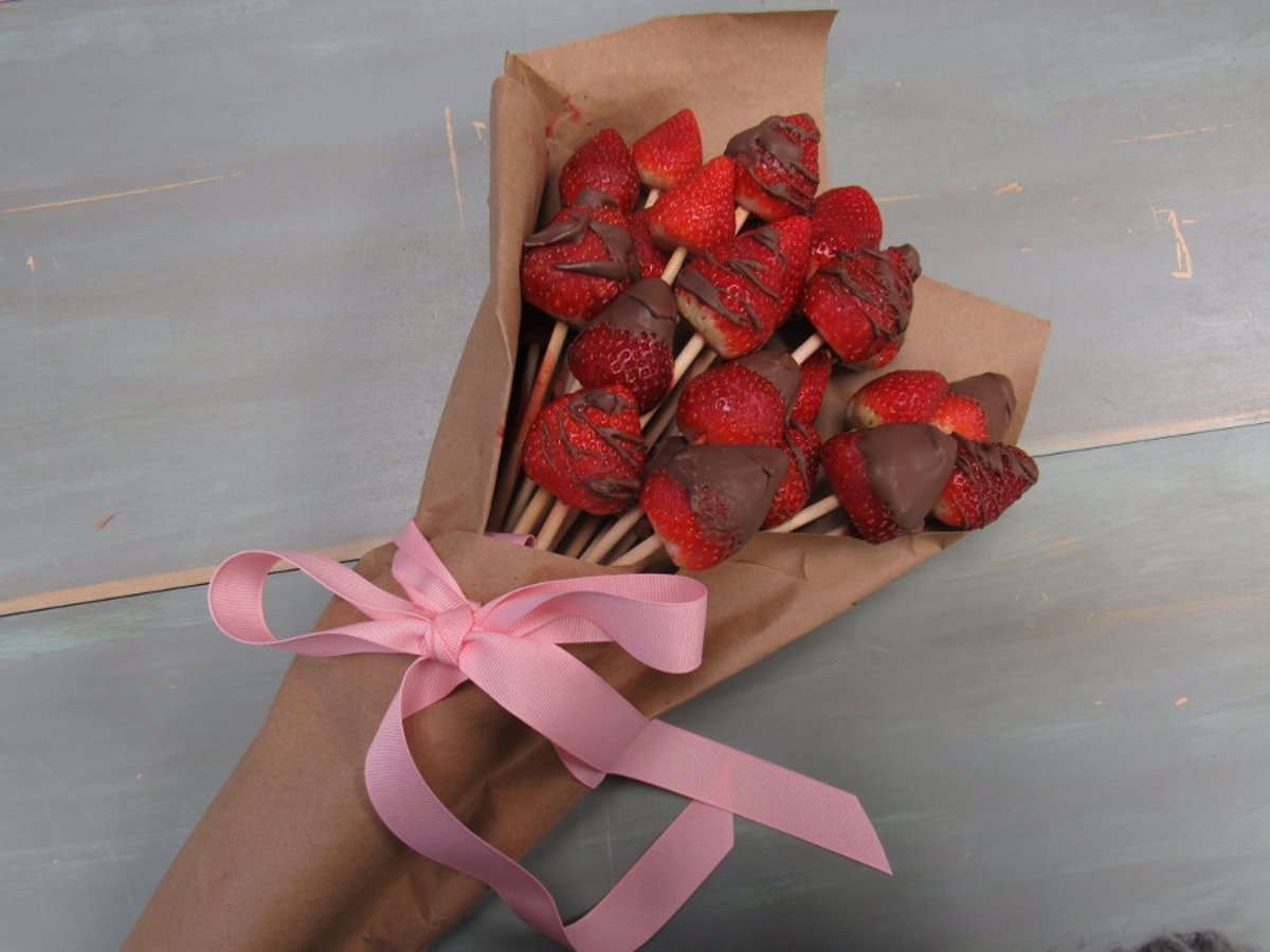 How to Make A Chocolate Covered Strawberry Bouquet | Berry Chatty