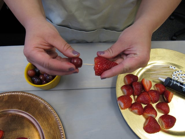 How to Make Fruit Lovebugs | Berry Chatty