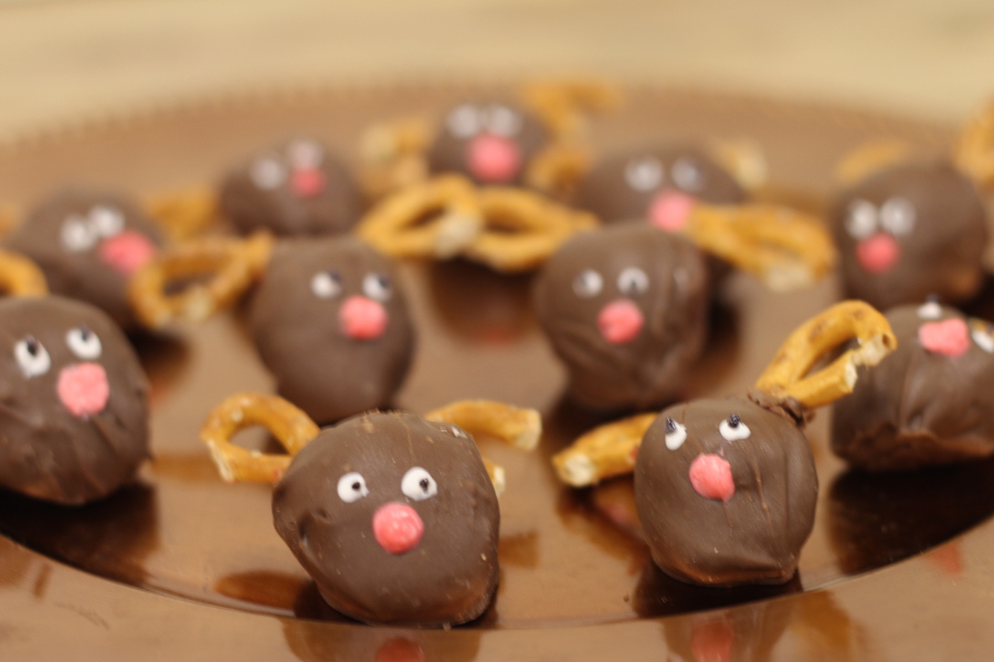 How to Make Chocolate Covered Strawberry Reindeer | Berry Chatty