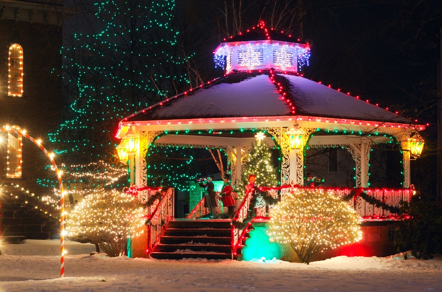 Top Small Town Holiday Festivals Around the Country | Berry Chatty