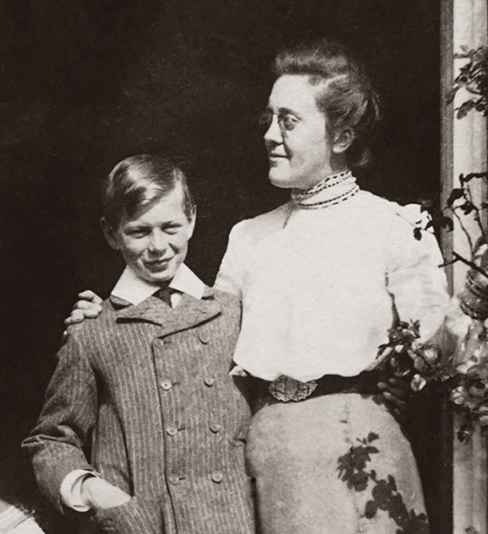 6 of the Greatest Moms in History | Famous Moms | Petal Talk