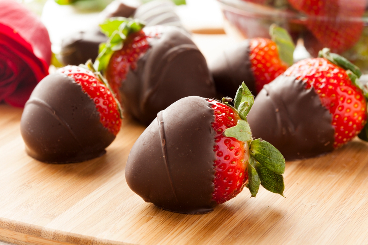 How to Make Chocolate Covered Strawberries & Dipped Strawberries ...