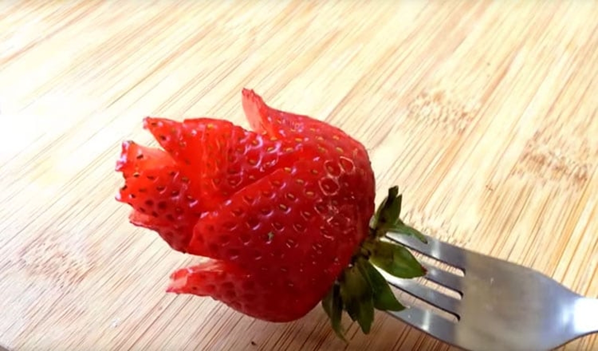 How to Make a Strawberry Rose - Shari's Berries