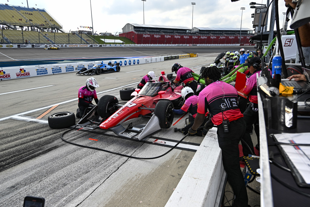 Intense day of heat and work ahead for IndyCar teams in Iowa | RACER