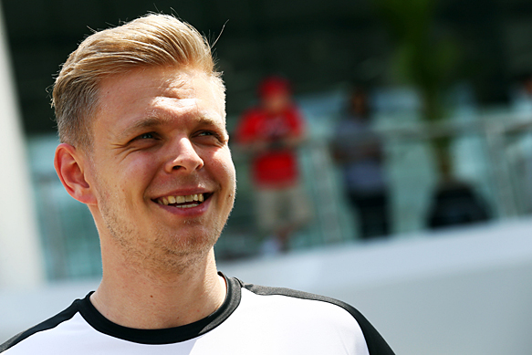 F1: Magnussen seals 2016 Renault seat | RACER
