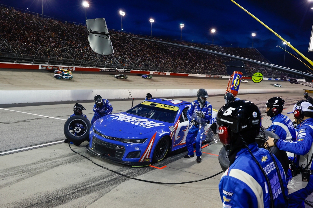 Larson baffled by mysterious engine issue at Darlington | RACER