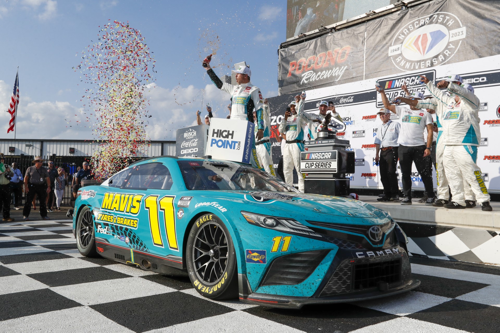 Hamlin ruffles Larson's and fans' feathers en route to Pocono win | RACER