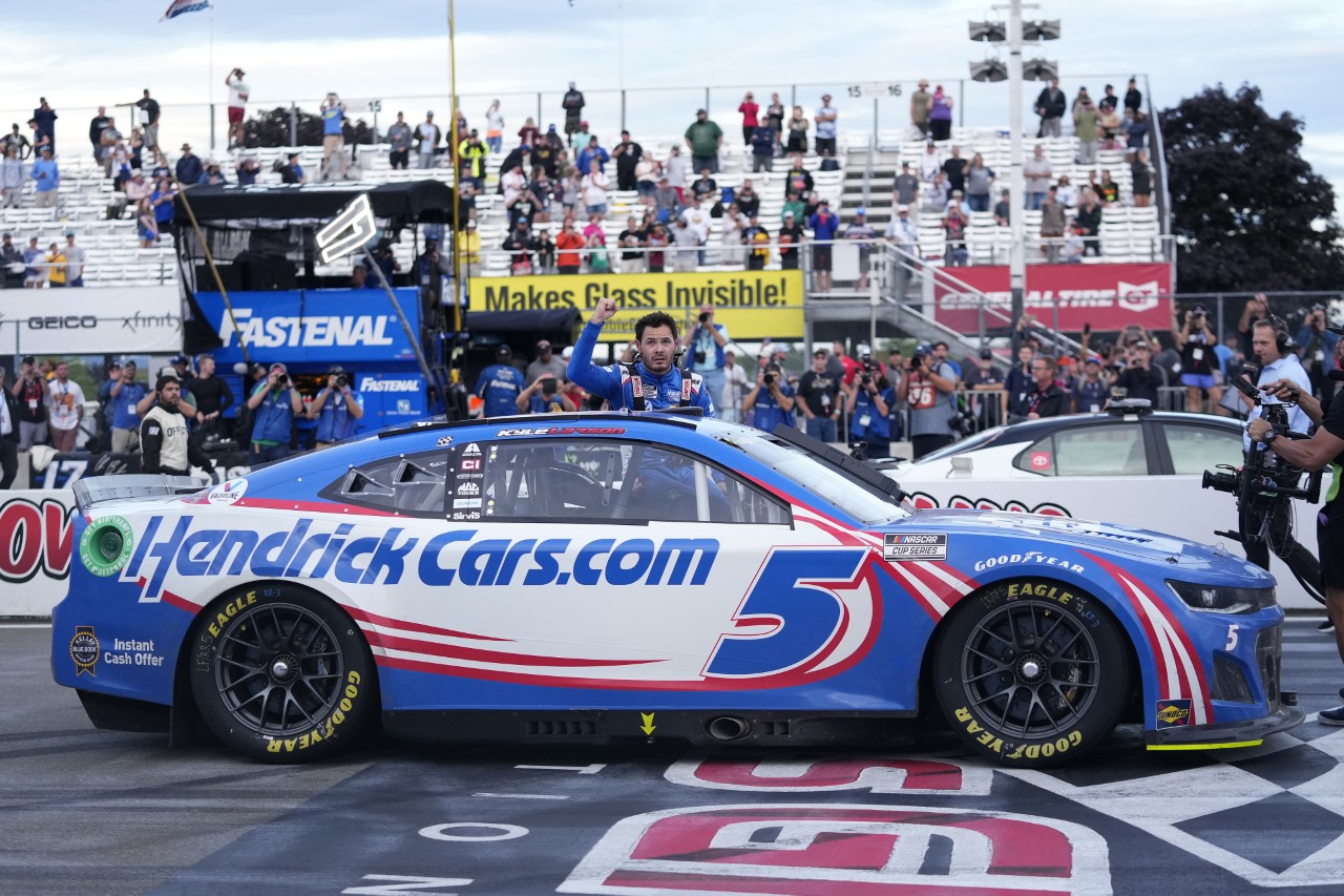 Larson muscles by Elliott to sweep NASCAR's Watkins Glen weekend | RACER