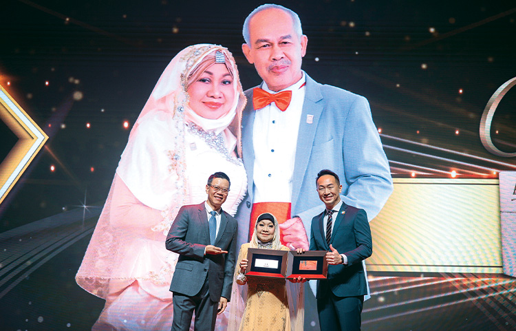 Dua Intan Zainab Ahmad & Mohd Salleh